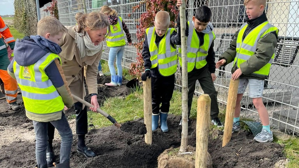 Leerlingen planten eigen boom samen met burgemeester en wethouders - Studio Nieuwkoop