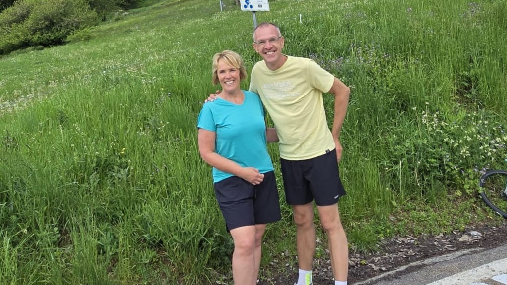 Marco de Hollander en vriendin Corine aan de voet van de Alpe d'Huez ...